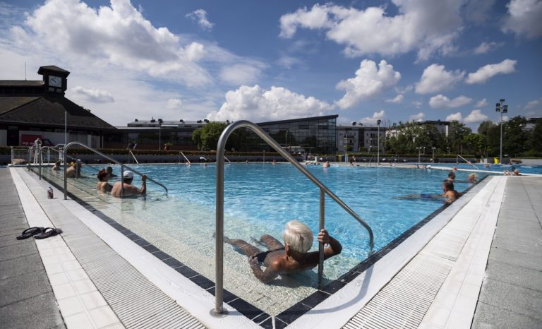 Alkalmazkodnak a kánikulához a budapesti strandok - Termál Online