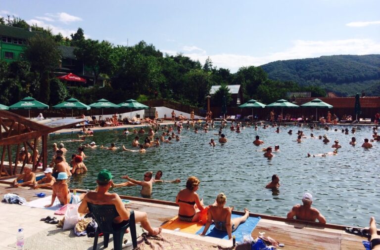 Végre egy jó hír Parajdról: megnyitják a sós vizű strandot - Termál Online